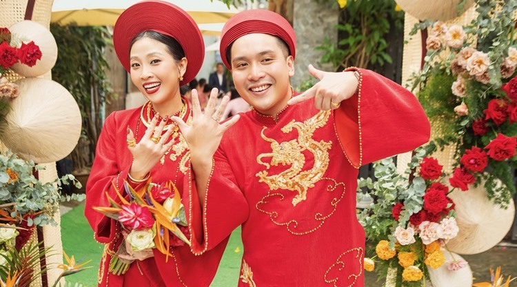 Lễ gia tiên lấy cảm hứng đám cưới thập niên 1970 của MC Liêu Hà Trinh